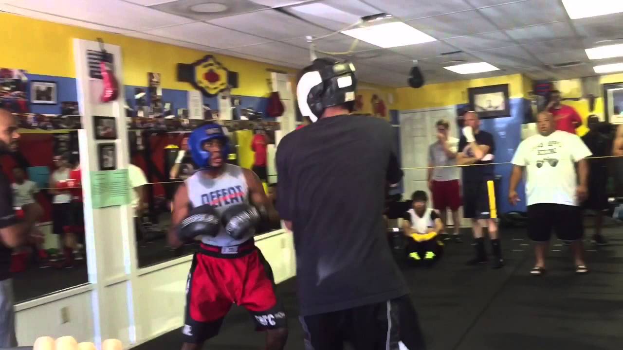 Dorian Quintin & Izzy sparring Elite boxing Oviedo - YouTube