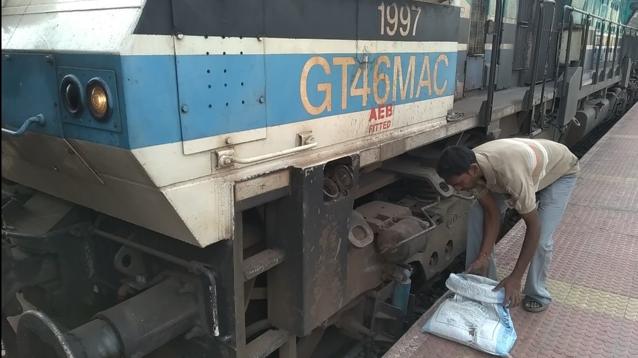 SAND BOX refilling in India's first WDG4 12001 locomotive : # ...