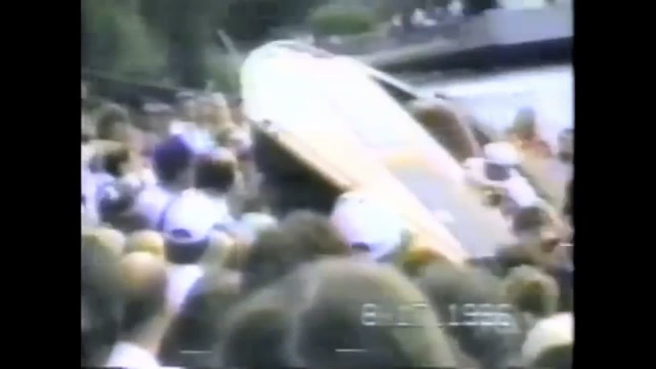 Boat Accident At Sea World - YouTube