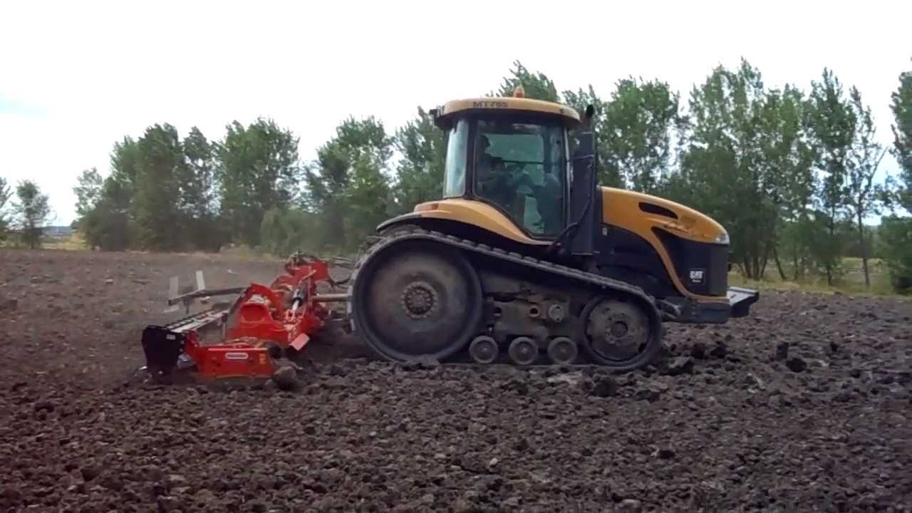 Trattore CAT Challenger MT 765 e erpice Maschio al lavoro - YouTube