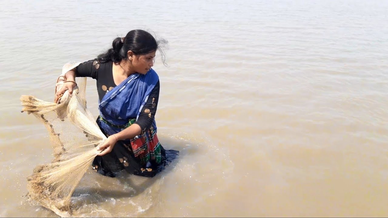 Amazing net fishing | A Village Girl Catching Fish With A Cast Net ...