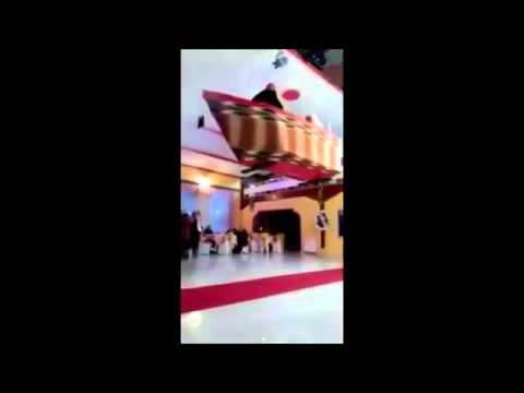 Gelin ve damat salona kayıkla giriş yaparken düştü...