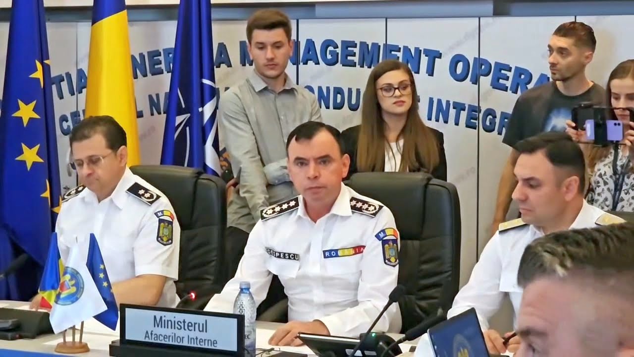 Bogdan Despescu in centrul de comanda MAI si Benone Matei, seful ...