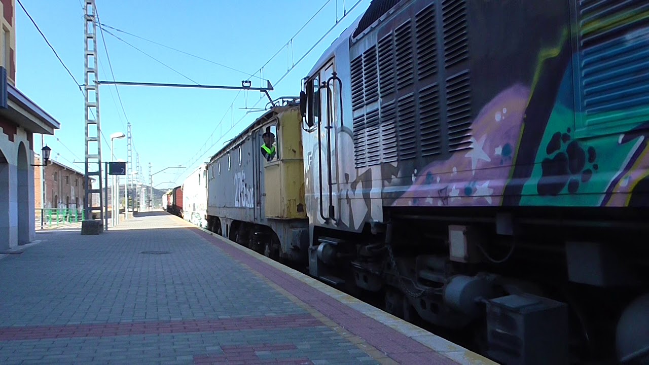 Renfe - 319.318 con locomotora 276 en Sigüenza - YouTube
