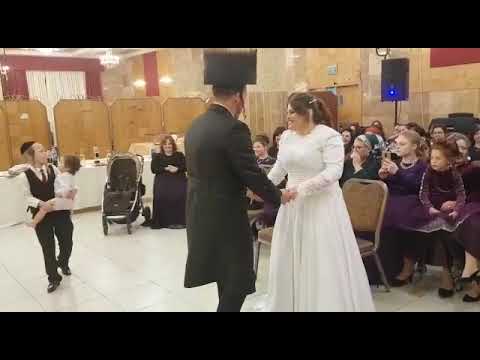 A Hasidic couple dance - YouTube