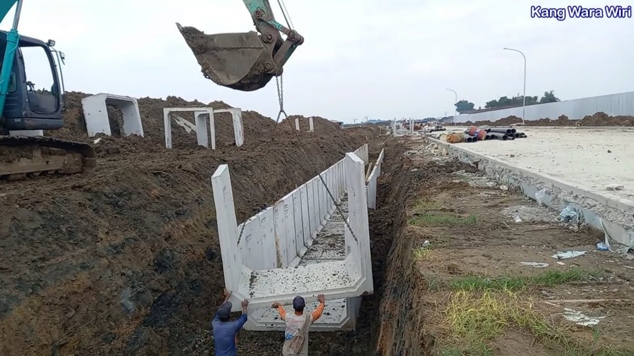 excavator membuat parit u ditch, excavator video, excavator kobelco ...