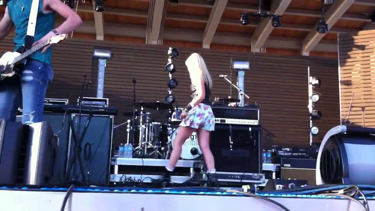R5 performing Shut Up & Let Me Go & Instagram picture in Au - YouTube