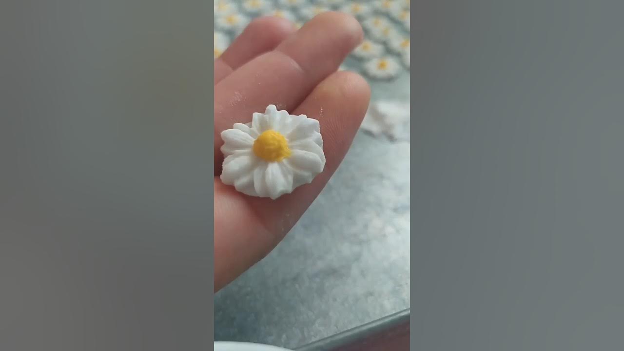 صنع زهرة الاقحوان لحلويات بريستيج 🌼 Shorts Youtube