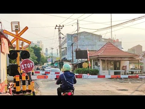 Railroad Crossing Indonesia | Kereta Babaranjang di JPL Kamboja - YouTube