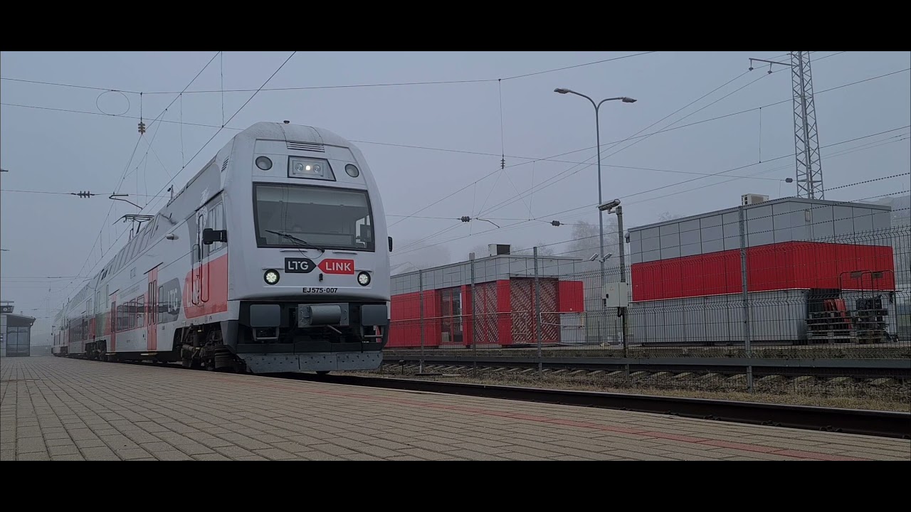Škoda EJ575- 007 with a passenger train - YouTube