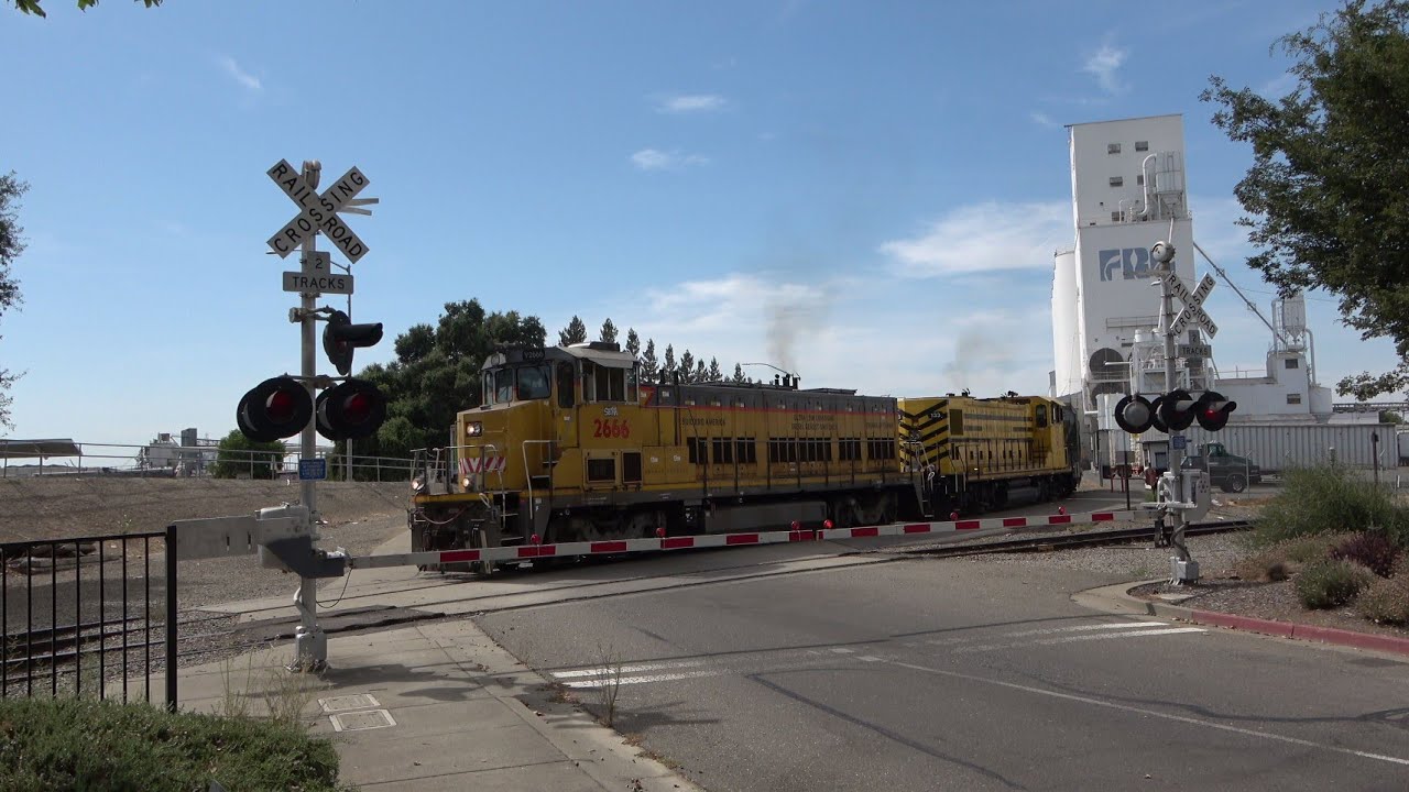 [Malfunction] Ex-UPY SERA 2666 Local, Stone Blvd. Railroad Crossing ...