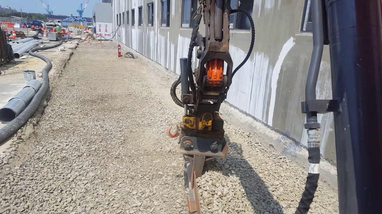 03급 틸트로테이터 골재평탄작업//Doosan/JuHyun Tilt Rotator/Grading Pipe - YouTube