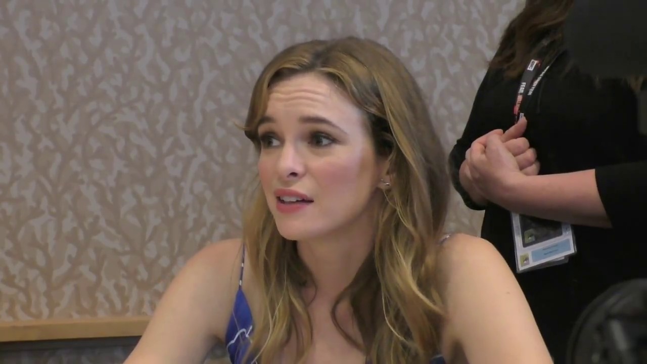 SDCC 2016: The Flash - Danielle Panabaker - YouTube