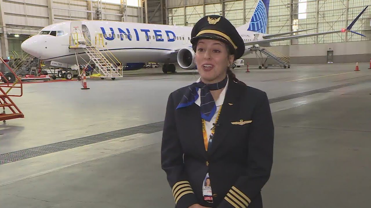United Airlines hosts Girls in Aviation Day - YouTube