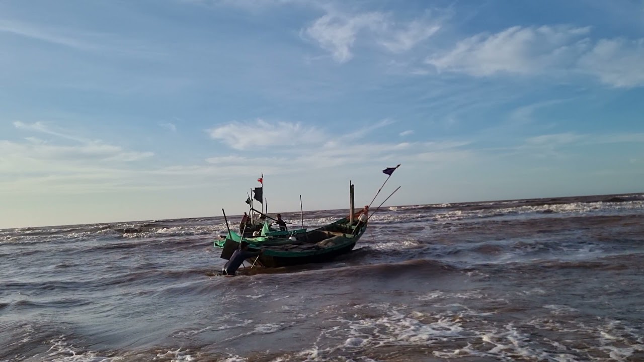 Undocking a fish boat - YouTube