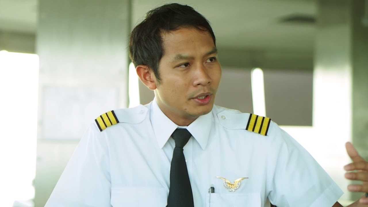 สัมภาษณ์ น้องหว้า co-pilot แห่งสายการบิน THAI - YouTube