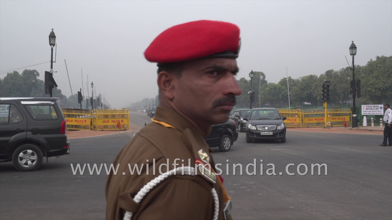Prime Minister's black Range Rovers and VIP cars race into Rajpath ...