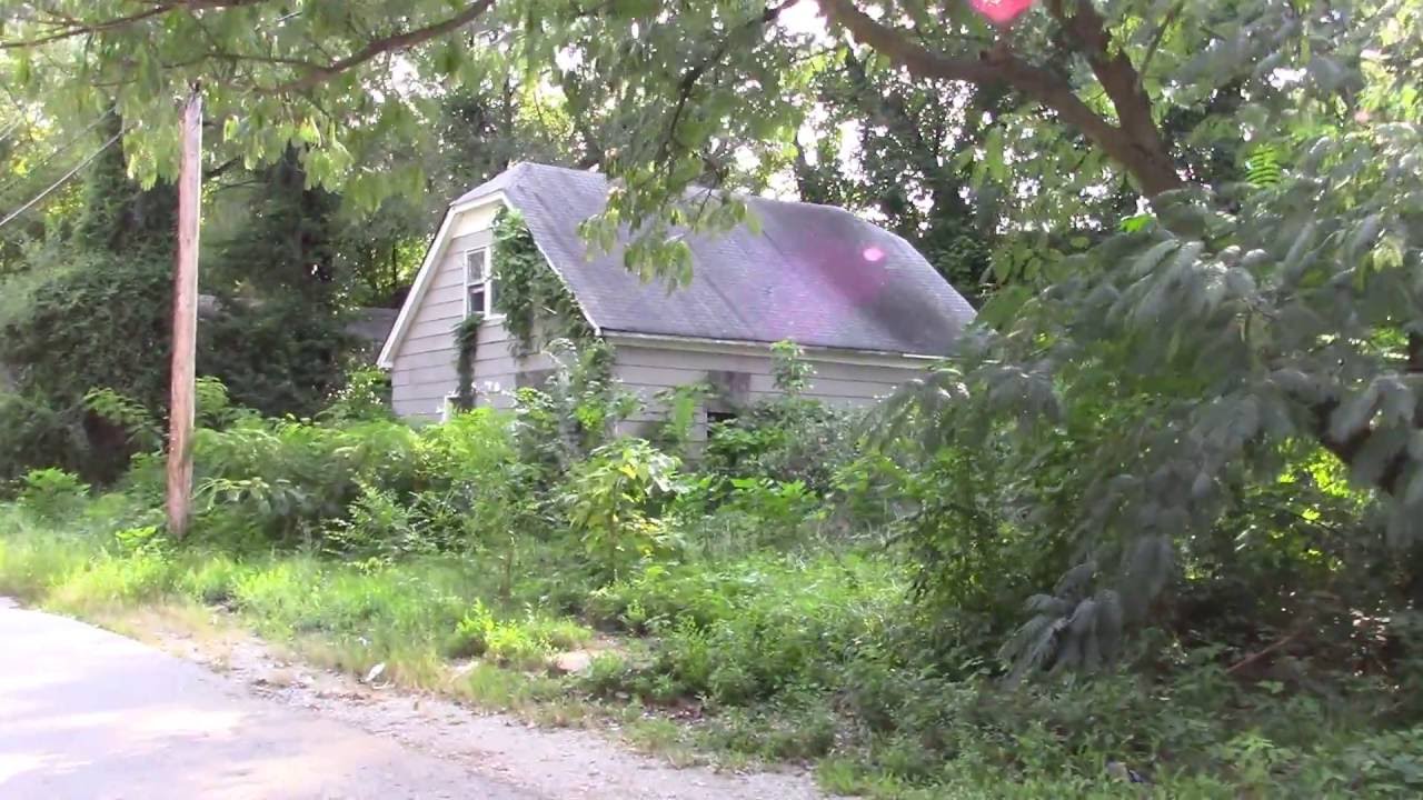 Over grown Abandoned two story house in the ghetto urban exploring ...