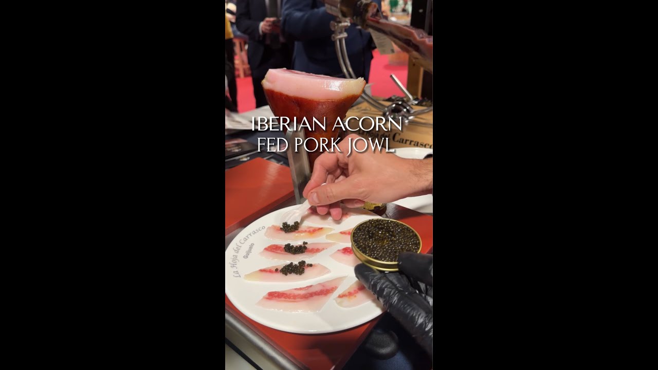 Papada de Bellota Ibérica - Iberian Acorn Fed Pork Jowl - YouTube