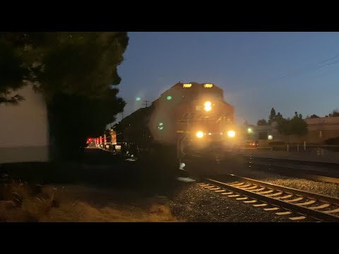 BNSF #7889 Passing By Los Nietos Crossing! - YouTube