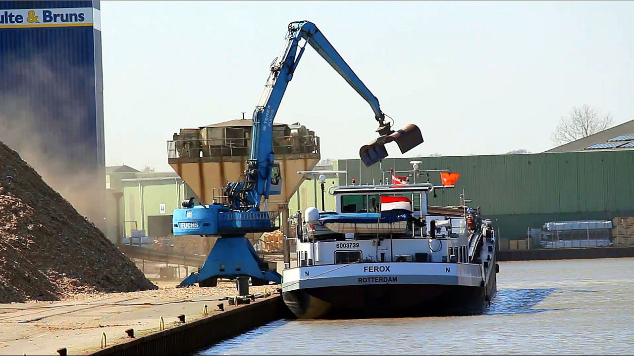 Terex Fuchs MHL585 entlädt GMS "Ferox" / Terex Fuchs MHL585 unloading ...