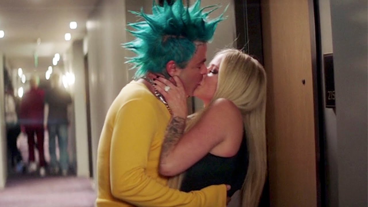 Avril Lavigne and Mod Sun kiss scene - YouTube