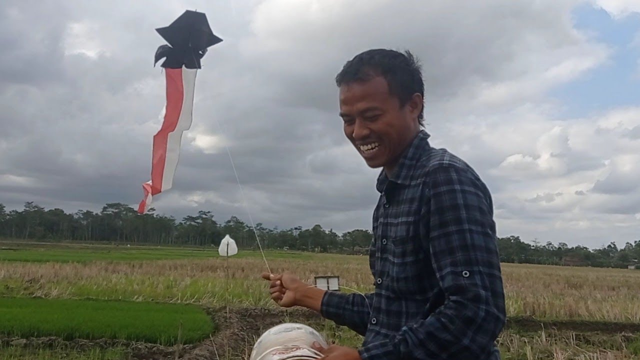 layangan merah putih - YouTube