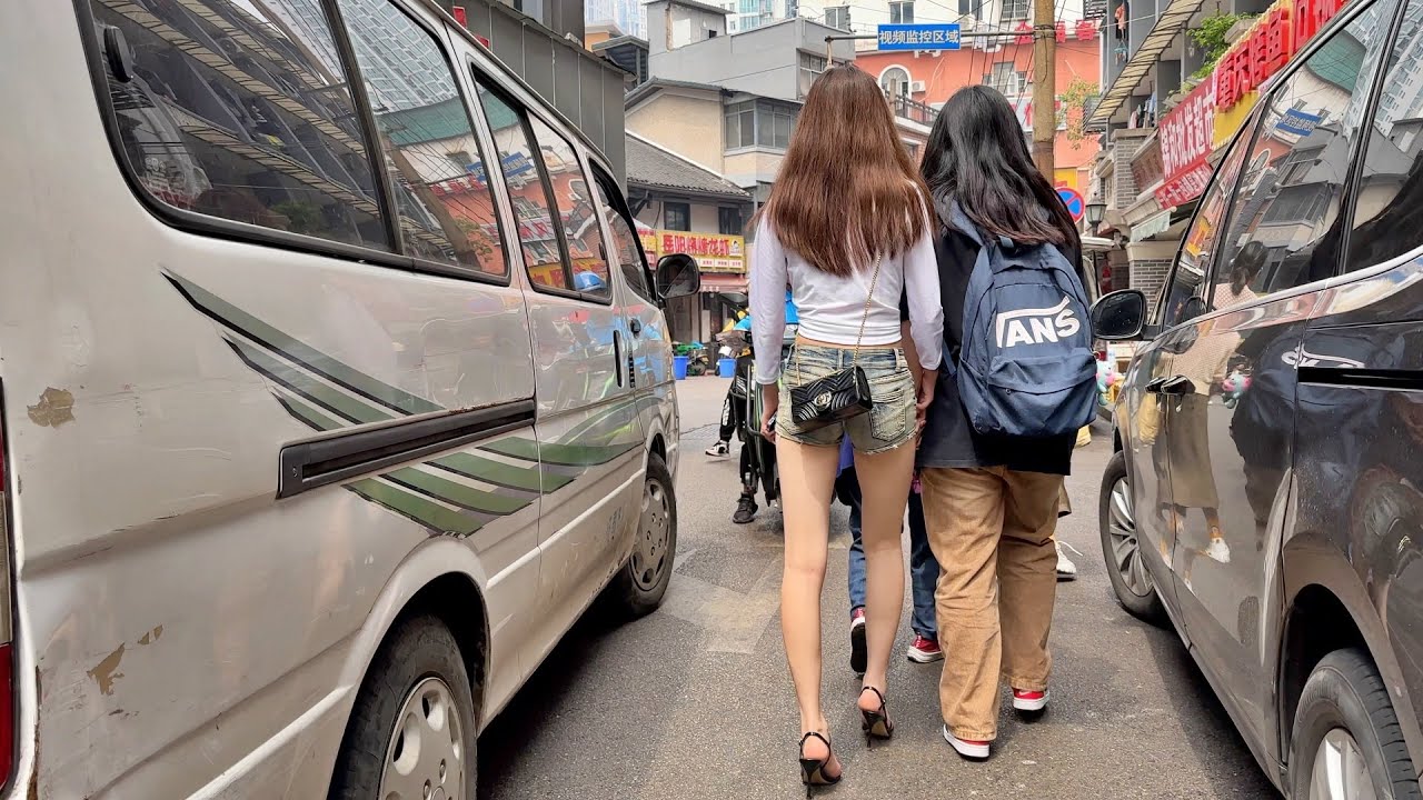 在中国年轻人最多的一条步行街漫步 China girl，4k China walk - YouTube