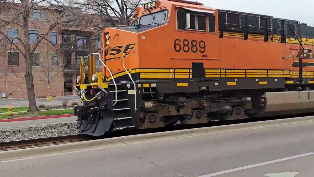 BNSF 6889 leads a very short LAUDEN south - YouTube