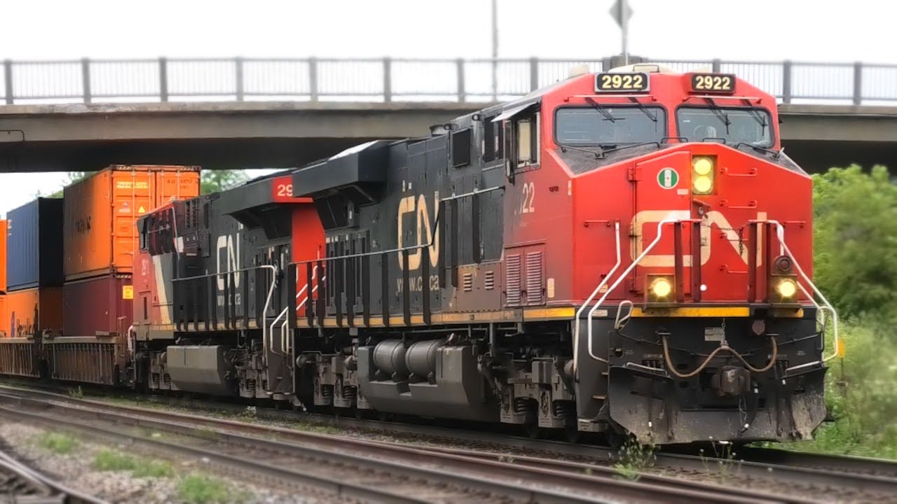 [4K] CN 2922 Pulls Canadian National Intermodal Train 149 Through ...