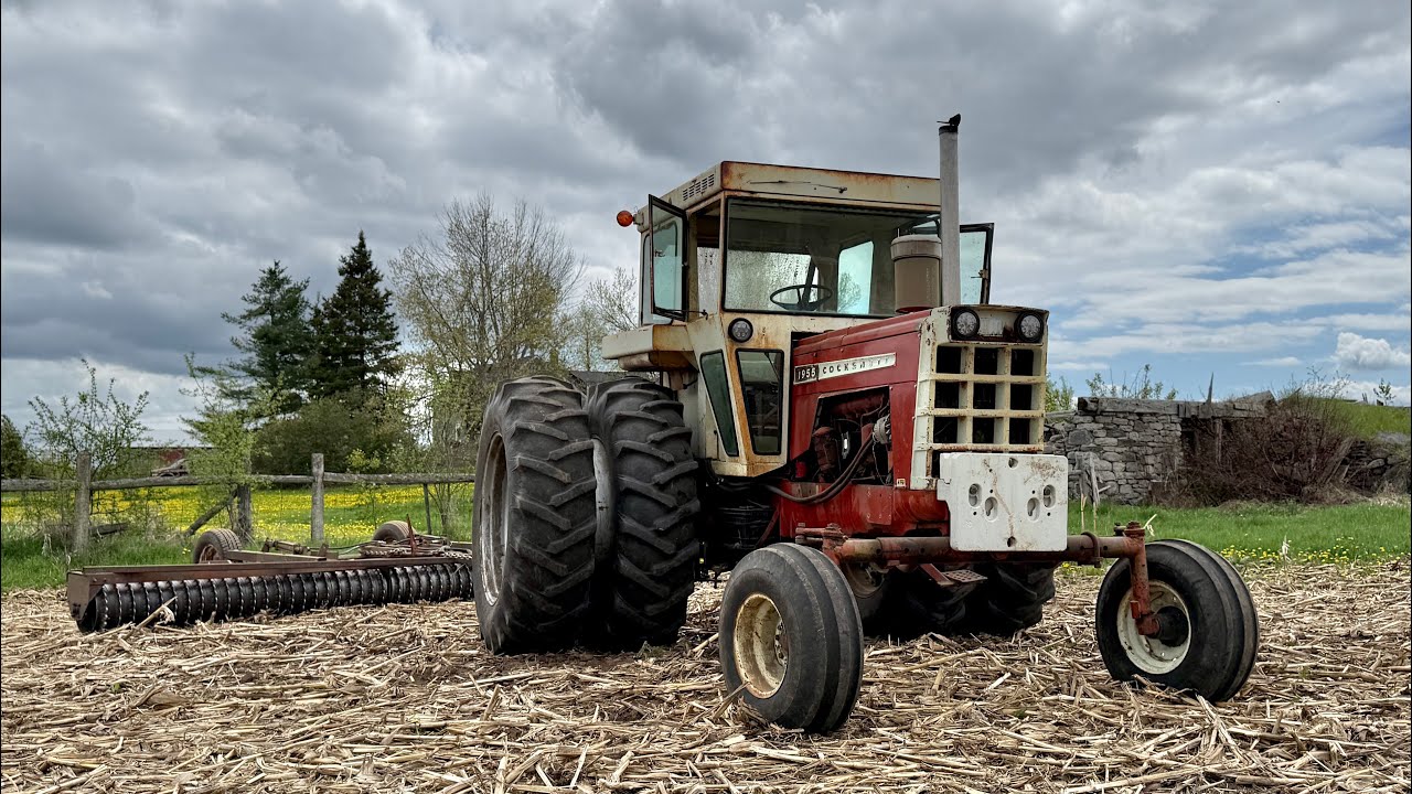 Red Oliver Tractor 1955 Packing Beans - YouTube