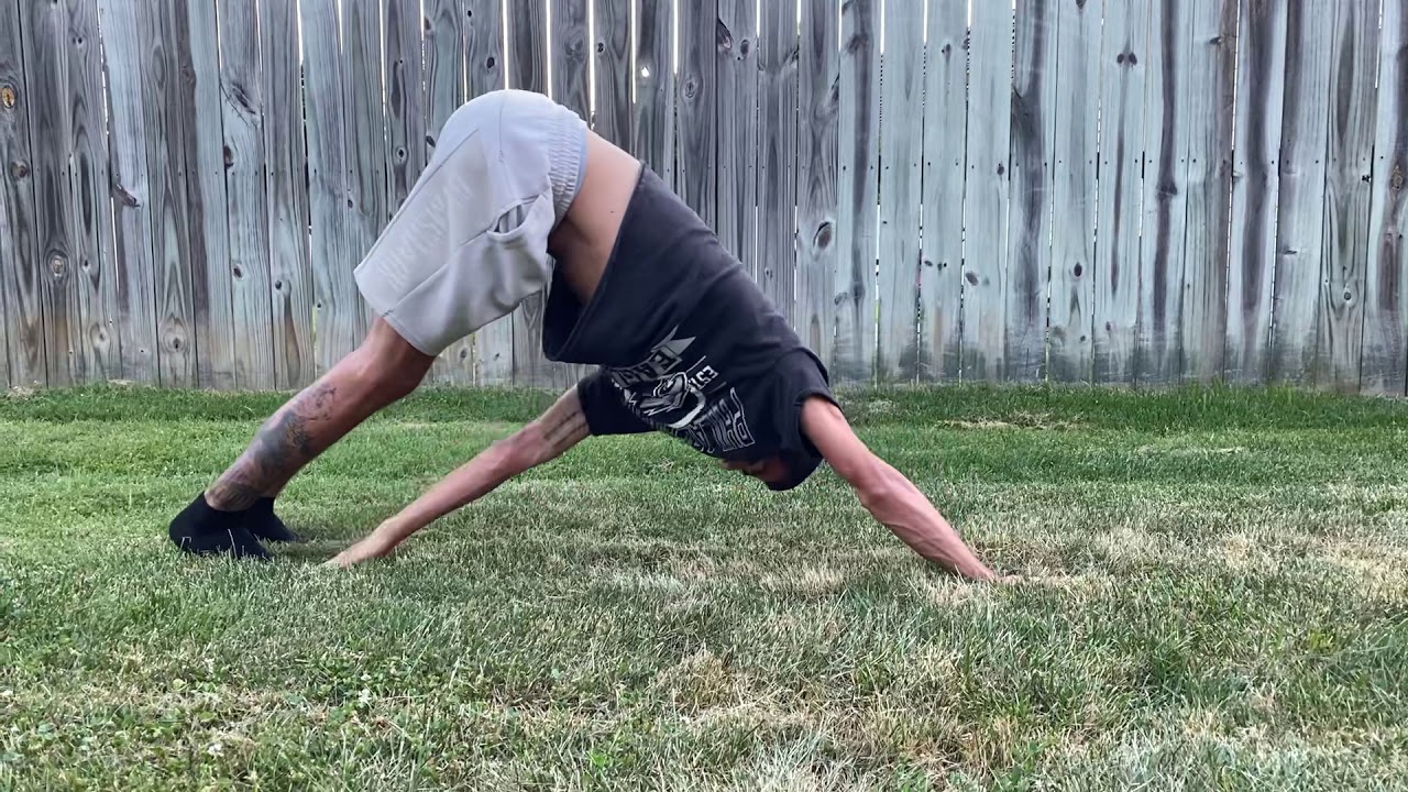 High Plank Toe Touches - YouTube