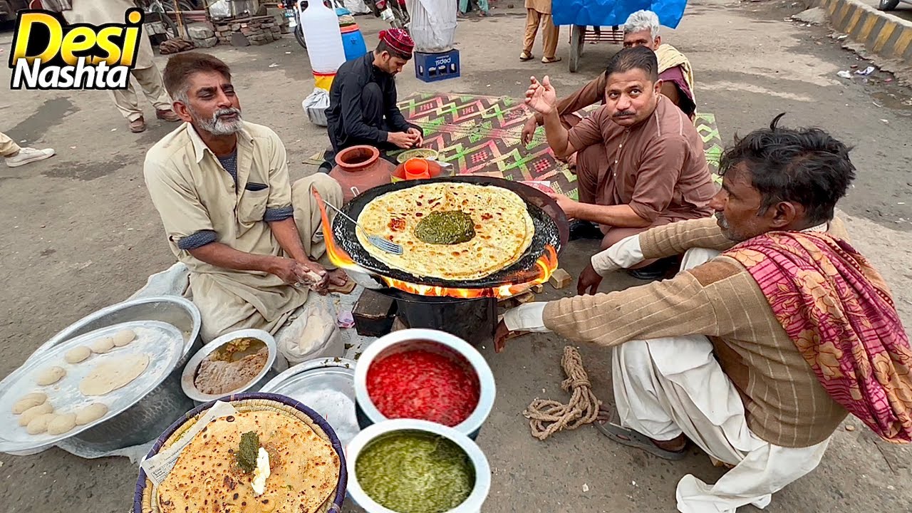 BEST ROAD SIDE BREAKFAST SAAG PARATHA | ALOO PARATHA STREET FOOD ...