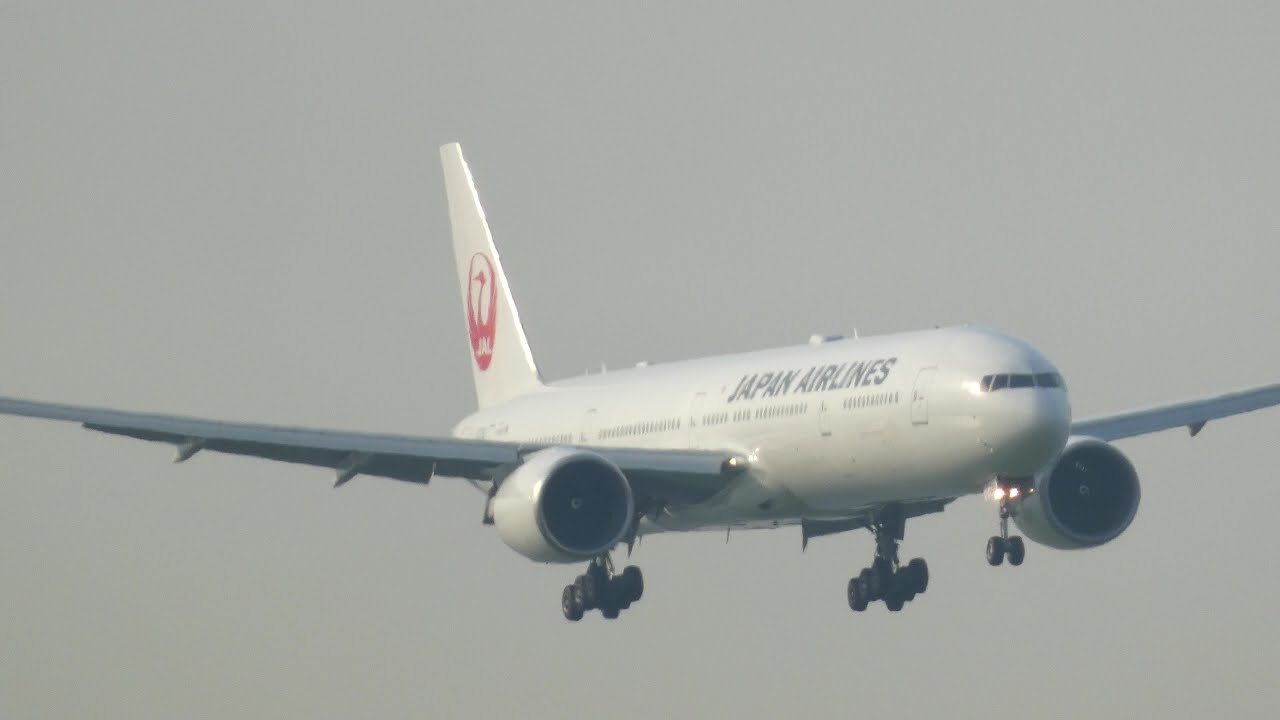 jal b777 landing - YouTube