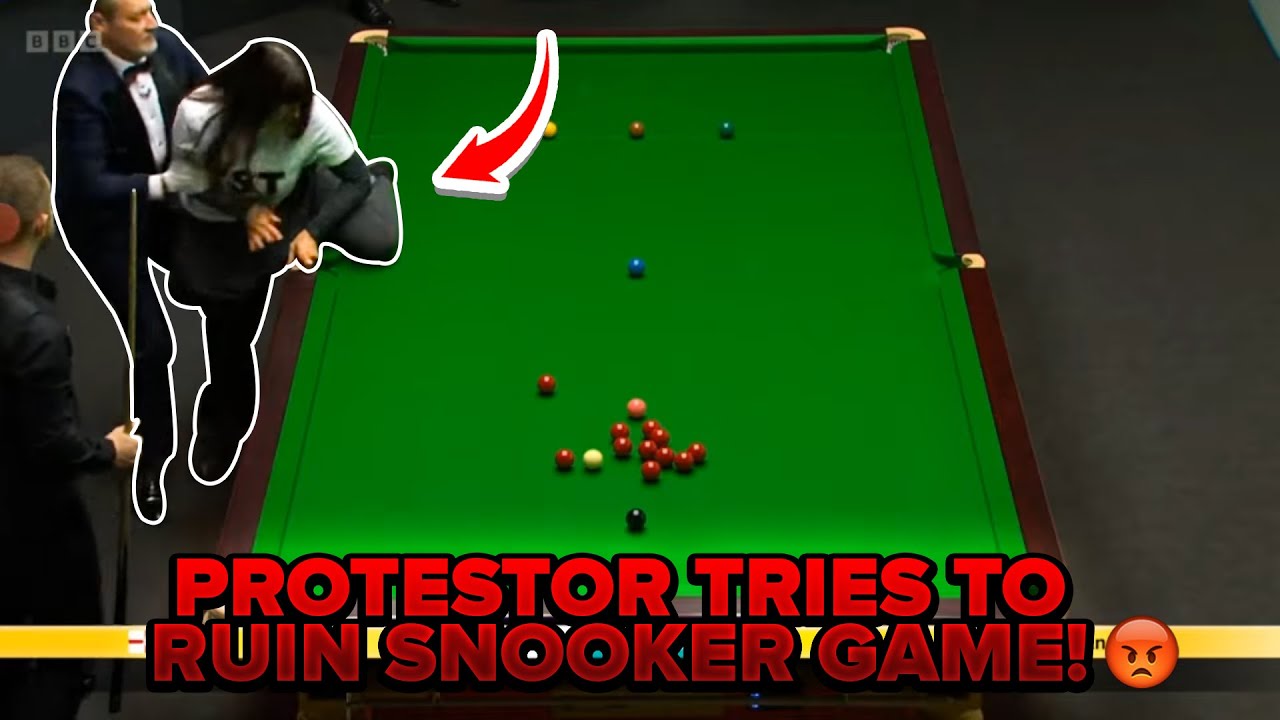 😡PROTESTOR attempts to RUIN snooker game!😦😦 - YouTube