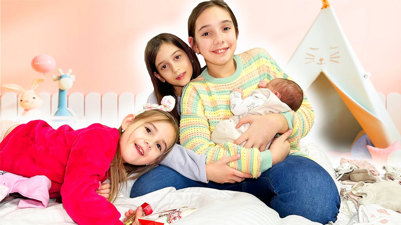 👶 ARIANA a Ajuns ACASĂ 🏡 Ce CADOURI 🎁 a Primit ? 👩‍👧‍👧👨‍👧‍👧 4 SURIOARE ...