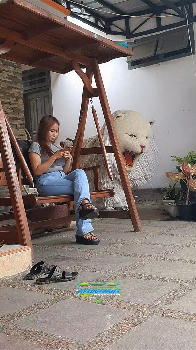 Cewek cantik lagi main ayunan dimakan can macanan #barongan - YouTube