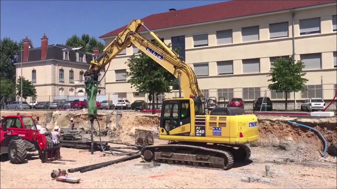 Pelle à chenilles PC 240 avec brise-roche hydraulique Montabert V1800 - CFE Location - YouTube