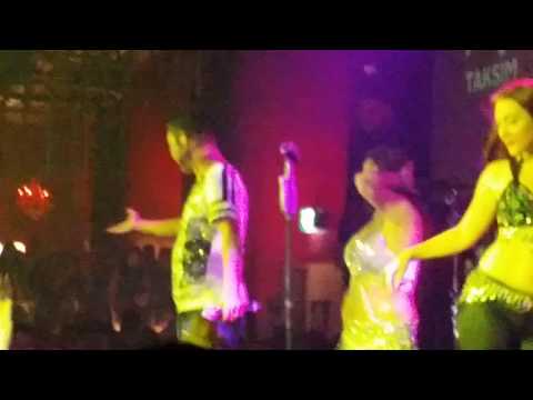 Serdar Ortaç Konserde Oryantal Dansöz Yasemin ile