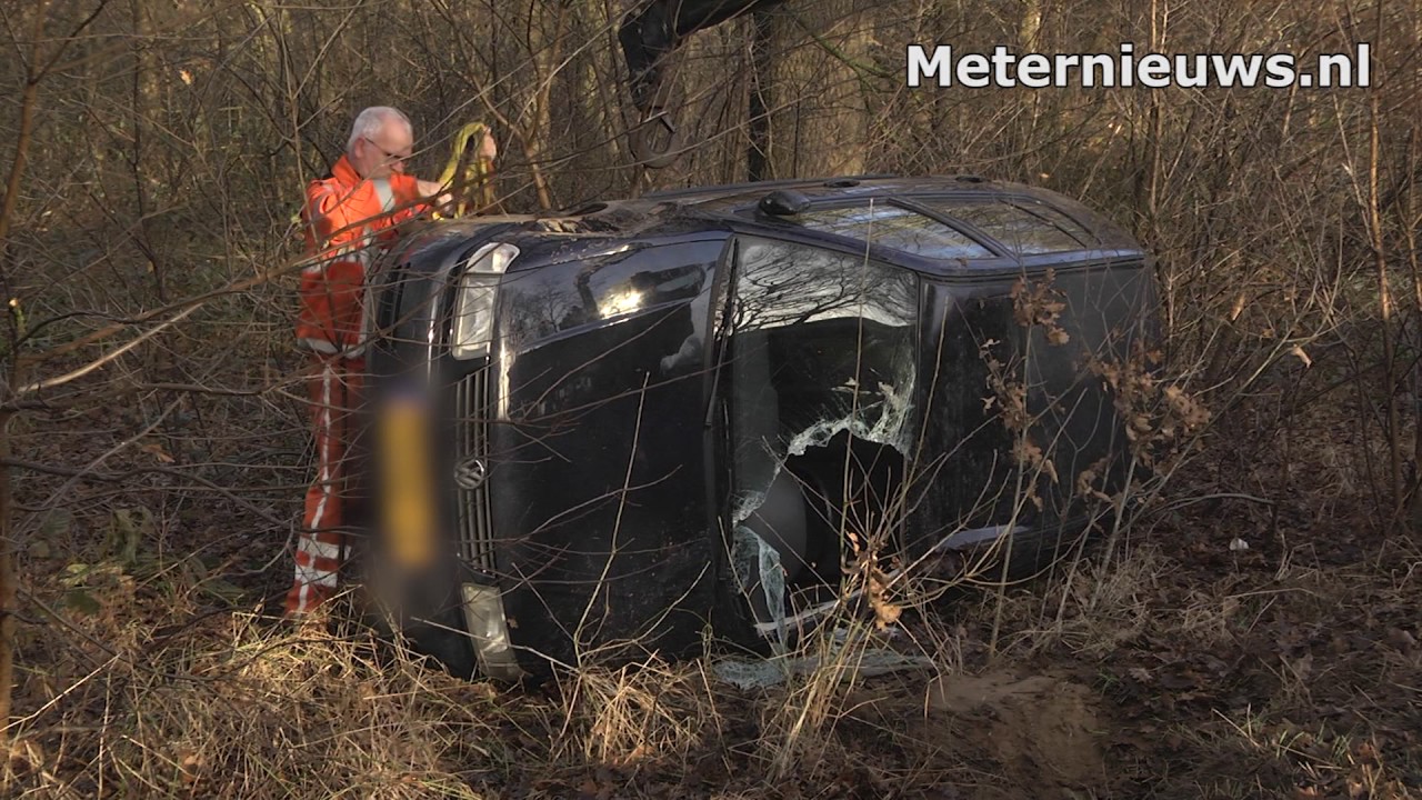 Licht gewonde na crash op n34 bij Gramsbergen - YouTube
