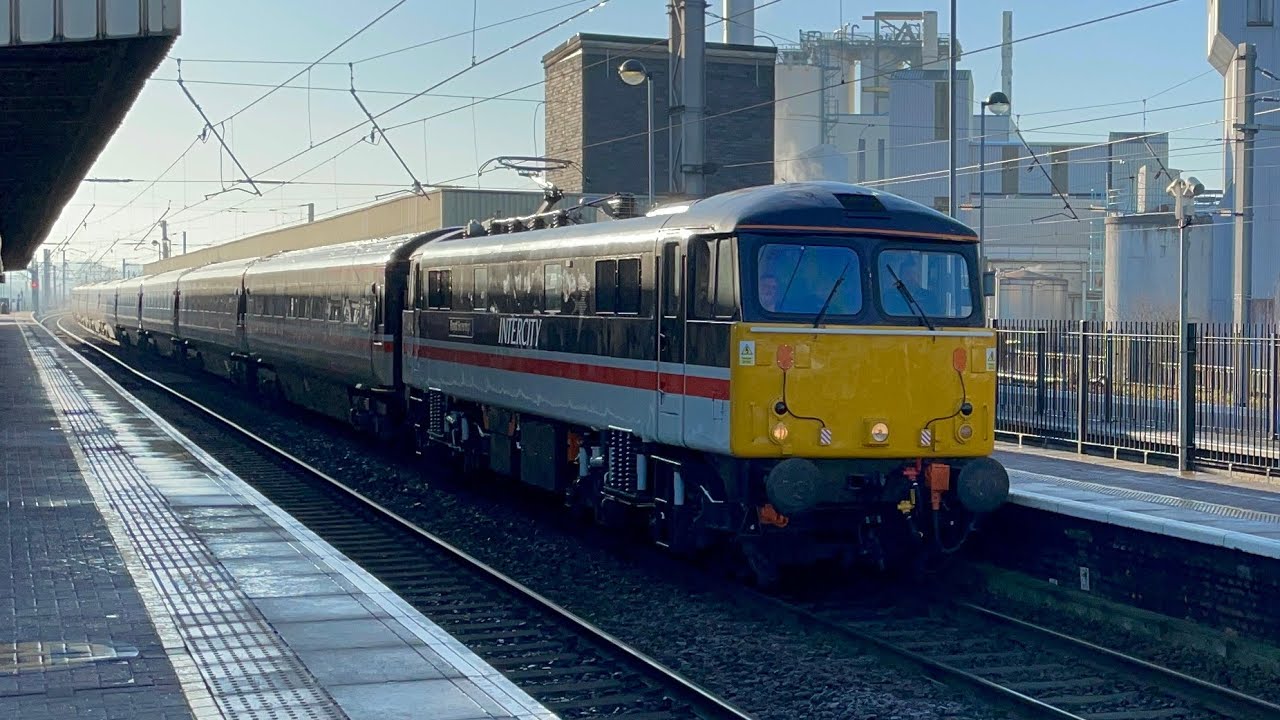 LSL’s InterCity MK3 rake lead by 87002, Avanti 390121 and Freight (13/1 ...