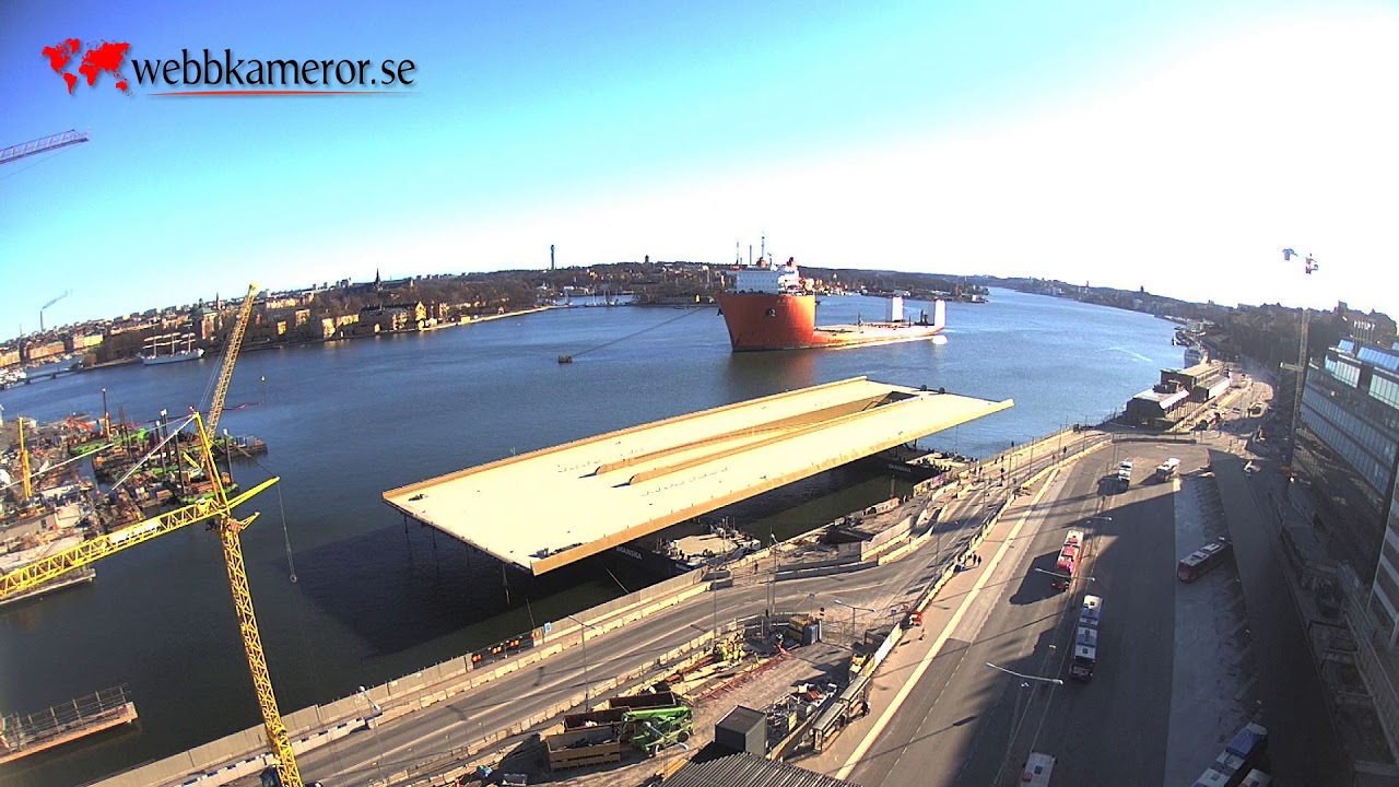 Nya Slussenbron / Guldbron anländer och läggs på plats vid Slussen ...