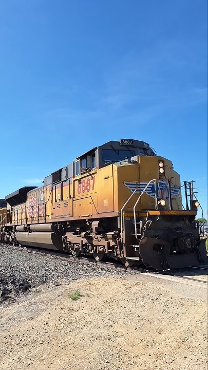 UP 8887 leads an eastbound soda ash departing Kuna - YouTube