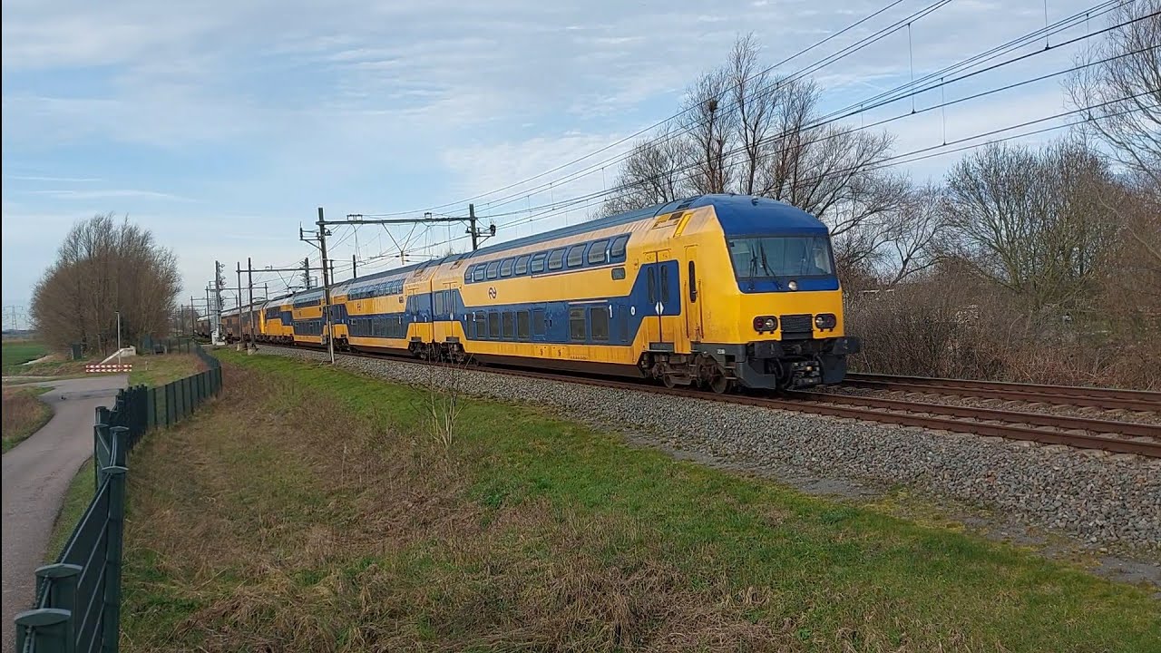 DDZ 7510+7637 als trein 527 Rotterdam-Groningen bij Driebruggen, 17-03 ...