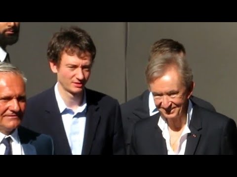 231002 Frédéric ARNAULT (🥰 LISA ?), Bernard ARNAULT (LVMH) @ Louis ...