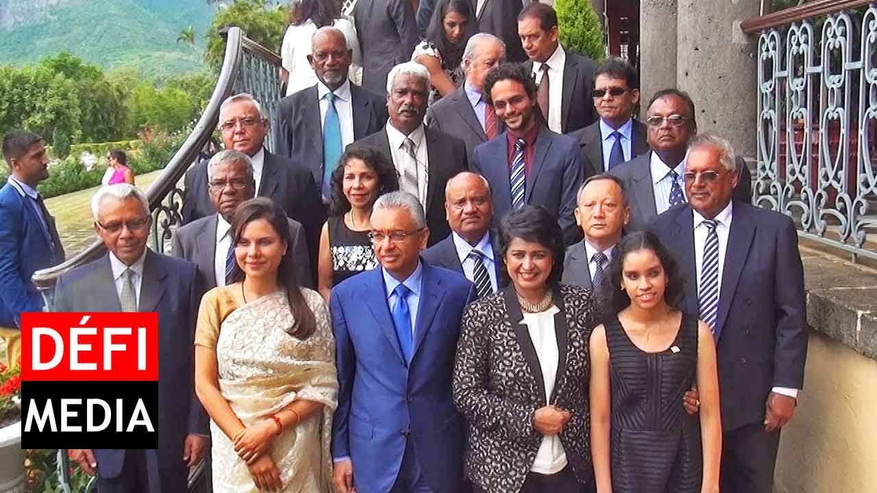 Garden Party : du beau monde au Château du Réduit - YouTube