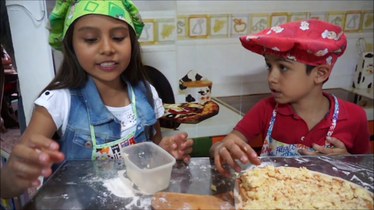 Making Pizza - Movers B - YouTube