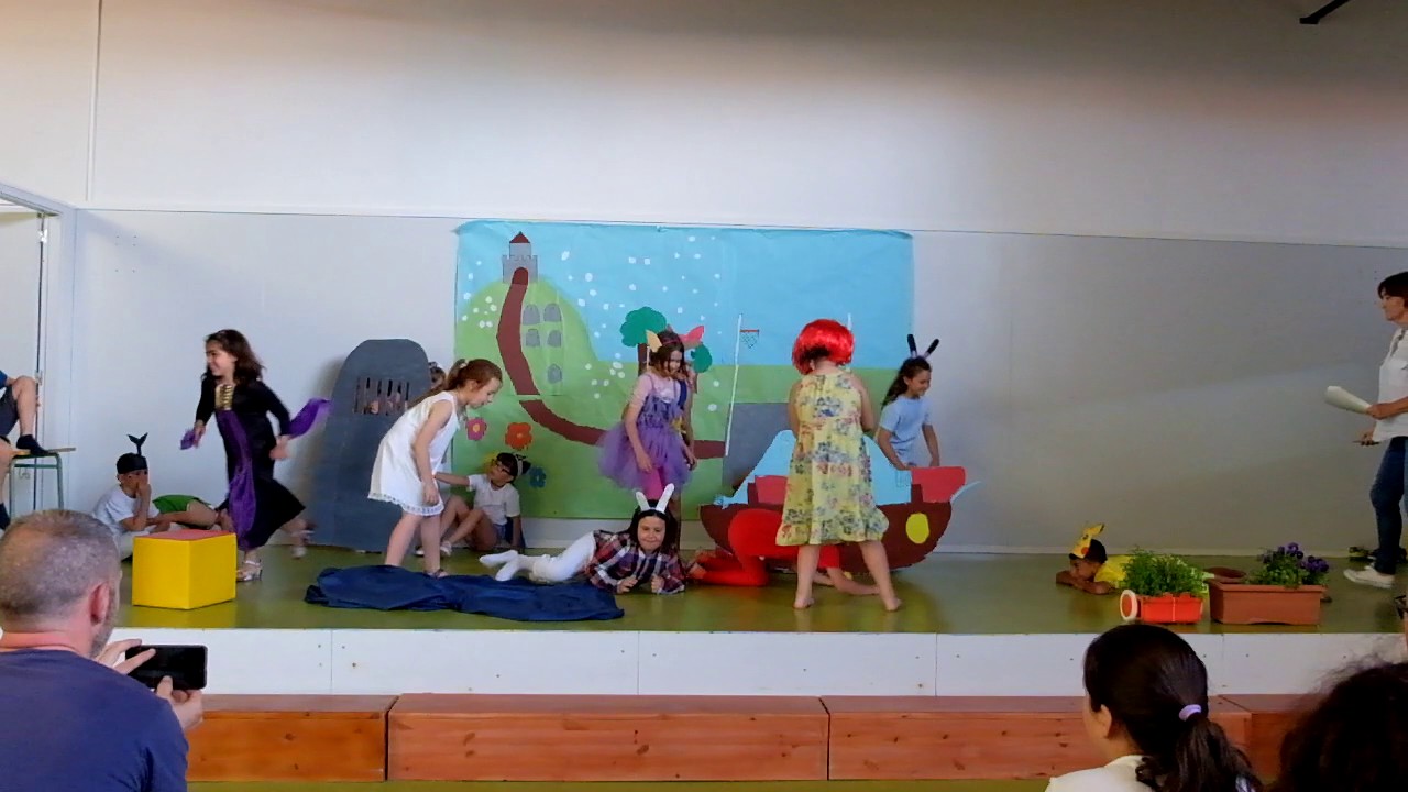 Obra de Teatre de 2n (3) Escola Rivo Rubeo - YouTube