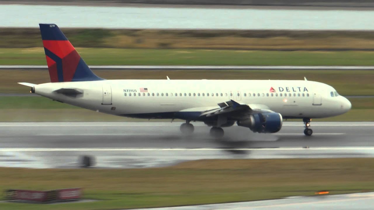 Delta Airlines Airbus A320-211 [N319US] landing in PDX - YouTube