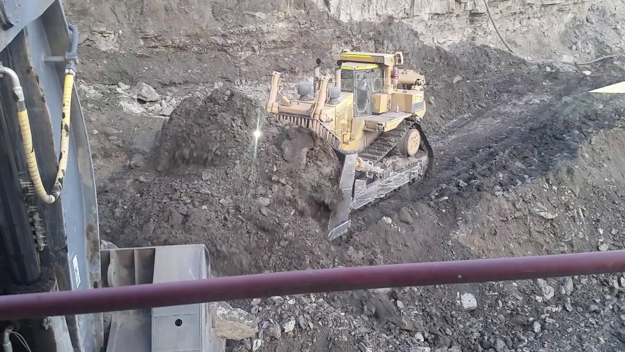 Caterpillar D11r alimentando pala komatsu pc8000 - YouTube